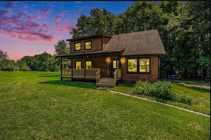 Tall Pine Haven - Cozy Log Cabin, Dog Friendly! - Michigan