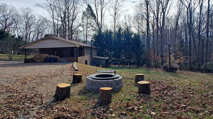 Foothills Hearth Retreat - Morganton, NC