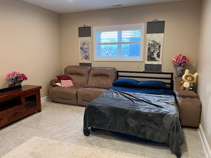 Spacious Room Close To Downtown - Chicago, IL