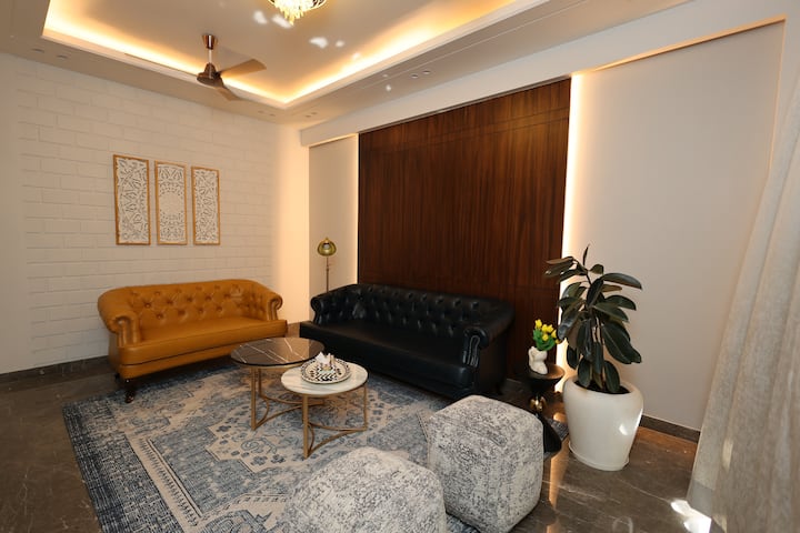 The Midnight Studio | Your Galleria Getaway - 古爾岡