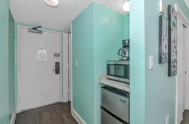 Oceanview Bliss: Queen Suite & Balcony! - Myrtle Beach