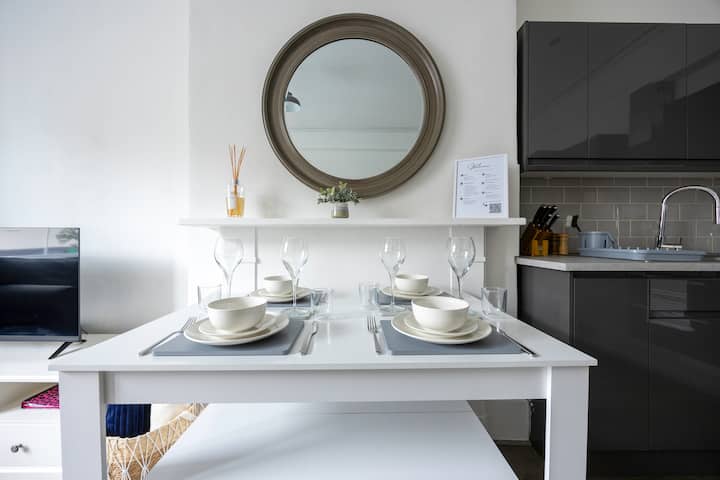 Walk To Beach | Central Brighton | King Beds - Hove