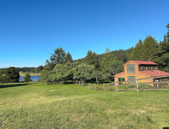 Lake Front Cozy Farm Cottage W/ Loft - Langley, WA