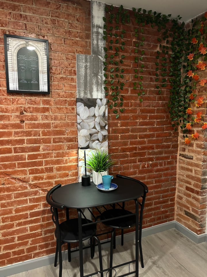 Newly Renovated. Queen. Kitchenette. Private Bath - Philadelphia, PA