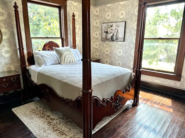 Bouquet Suite Room Rental - Mount Pleasant, TX