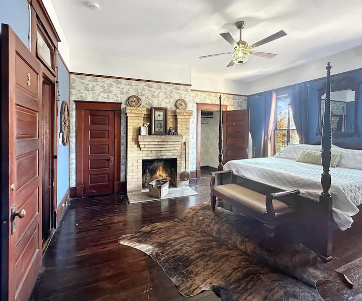 Carriage Suite Room Rental - Mount Pleasant, TX