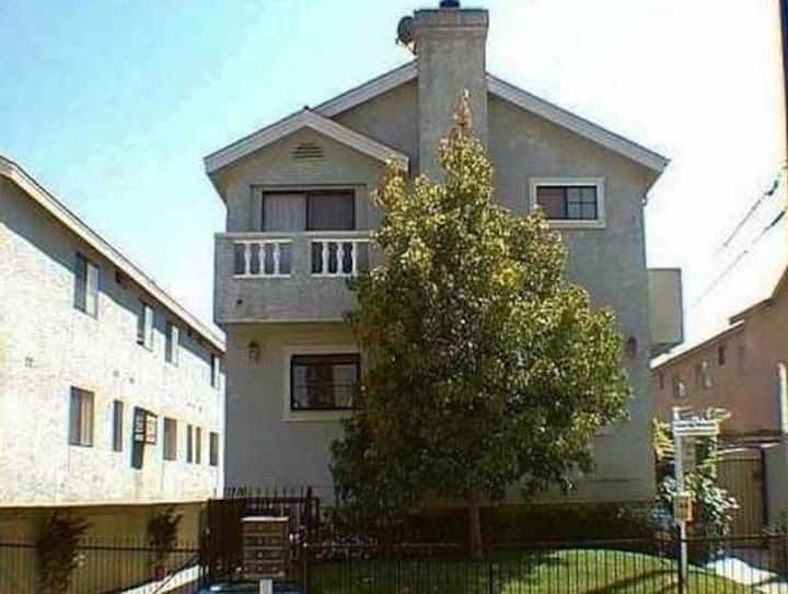 A Beautiful 3-bedroom Condo - Hawthorne, CA