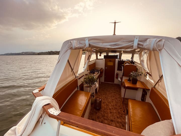 Charming Boat For Unique Waterfront Stay - Zurich