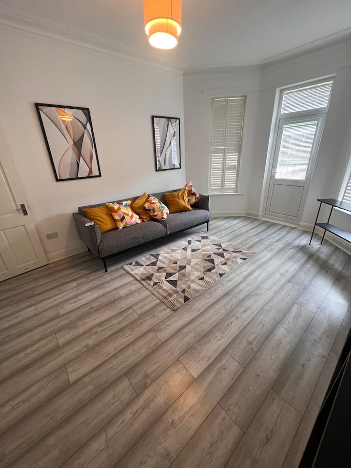 Spacious Victorian - Enfield, UK