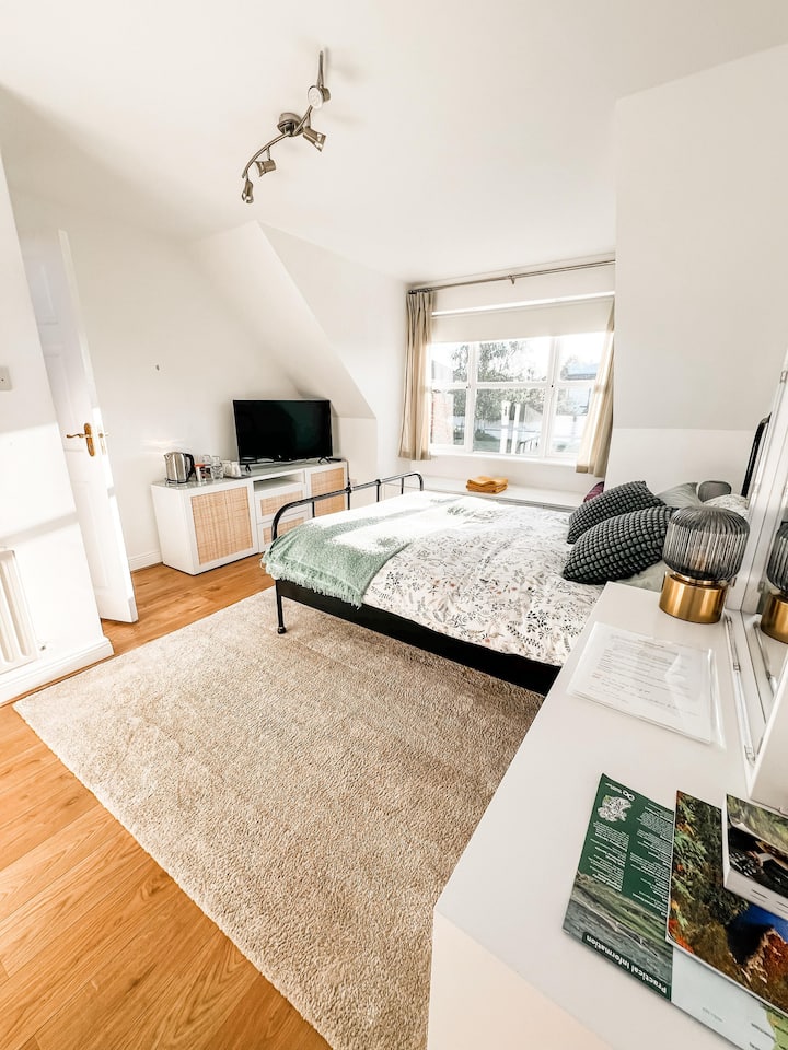 Large Quiet Room Near Airport & Train - Portmarnock