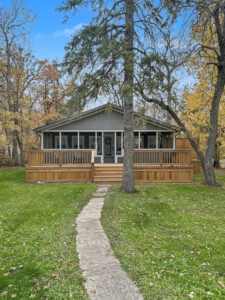 Updated Lake Winnipeg Cottage - Manitoba