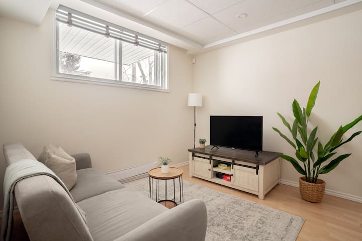 Free Parking & Public Swimming Pool. 2br Bachelor - Montréal, QC