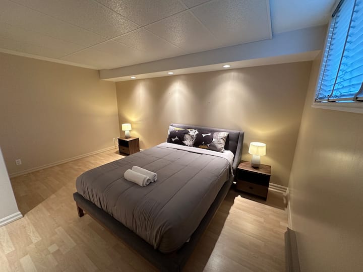 Free Parking & Public Swimming Pool. 2br Bachelor - Montreal