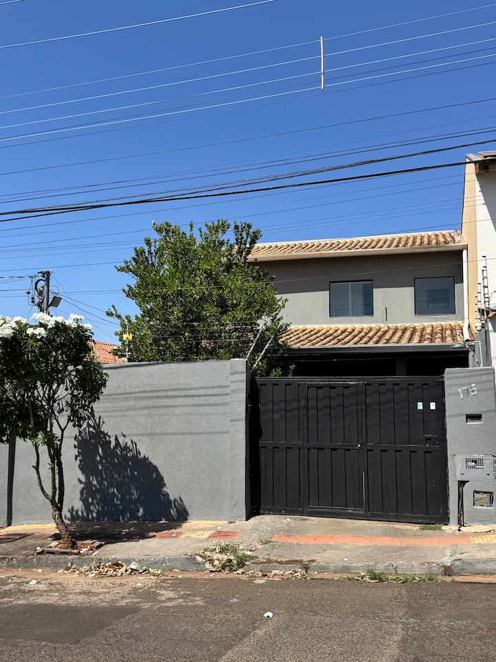 Sobrado No Centro P/ 5 Pessoas - Campo Grande