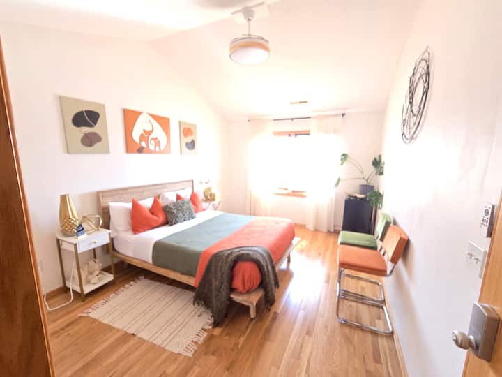 Relax In Your Private Bedroom Welcoming Home. - Des Moines, IA