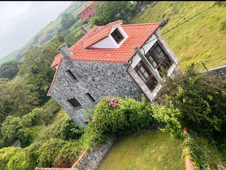 Preciosa Casa De Piedra Año 1800 - Llanes