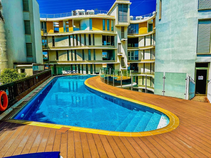 Modern City Center Apt With Pool - Larnaca