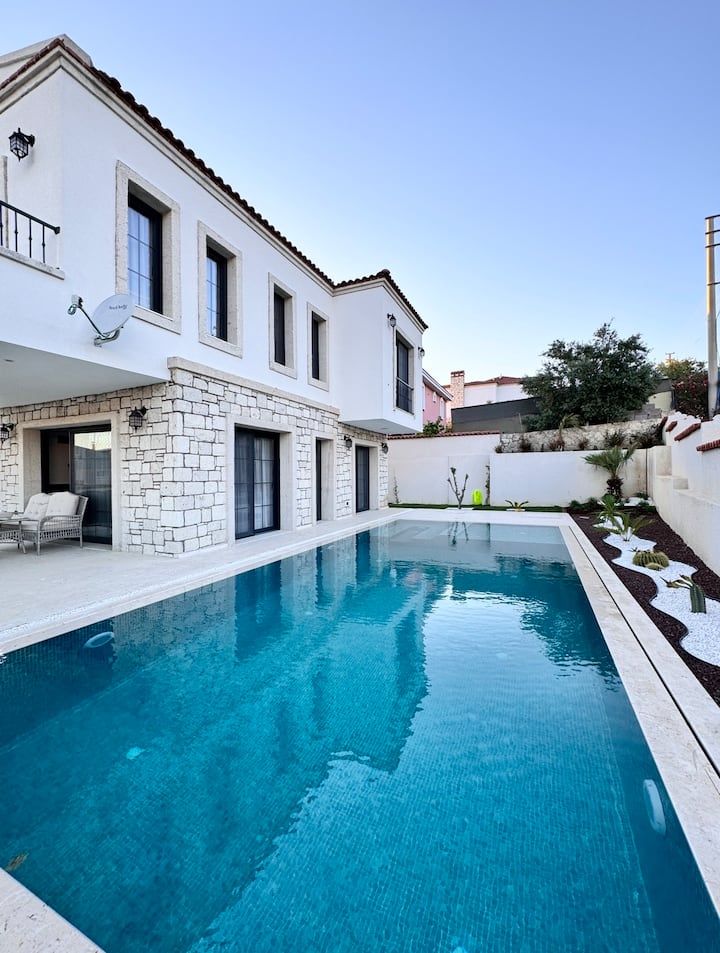 Villa Reisdere 4+1 Havuzlu Lüks Villa #2 - Alaçatı