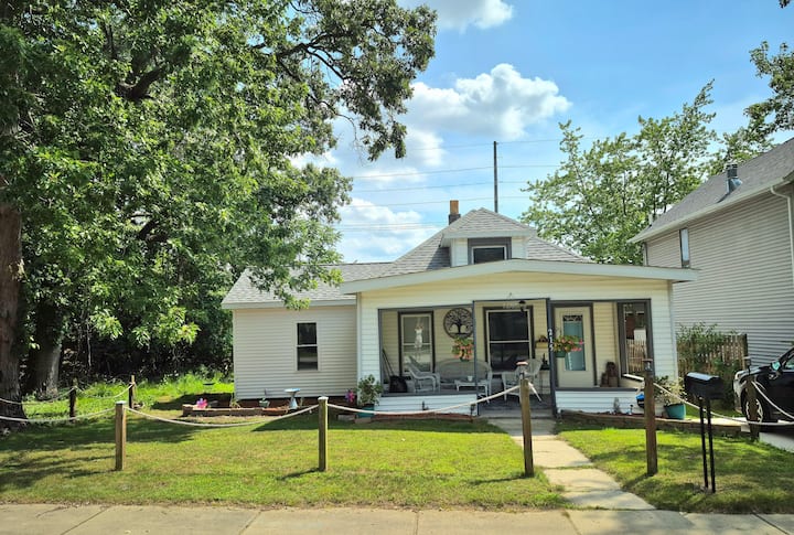Charming Getaway House Near Beach - Michigan