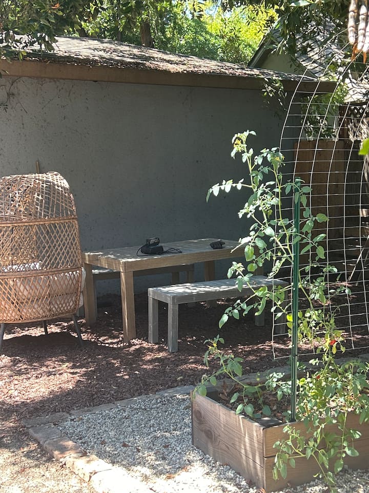 Curtis Park Cottage W/yard
Walk To Park. Convient - Sacramento, CA