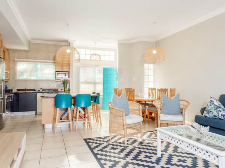 3 Bed Family Friendly Apartment With Sea Views - Dolphin Coast