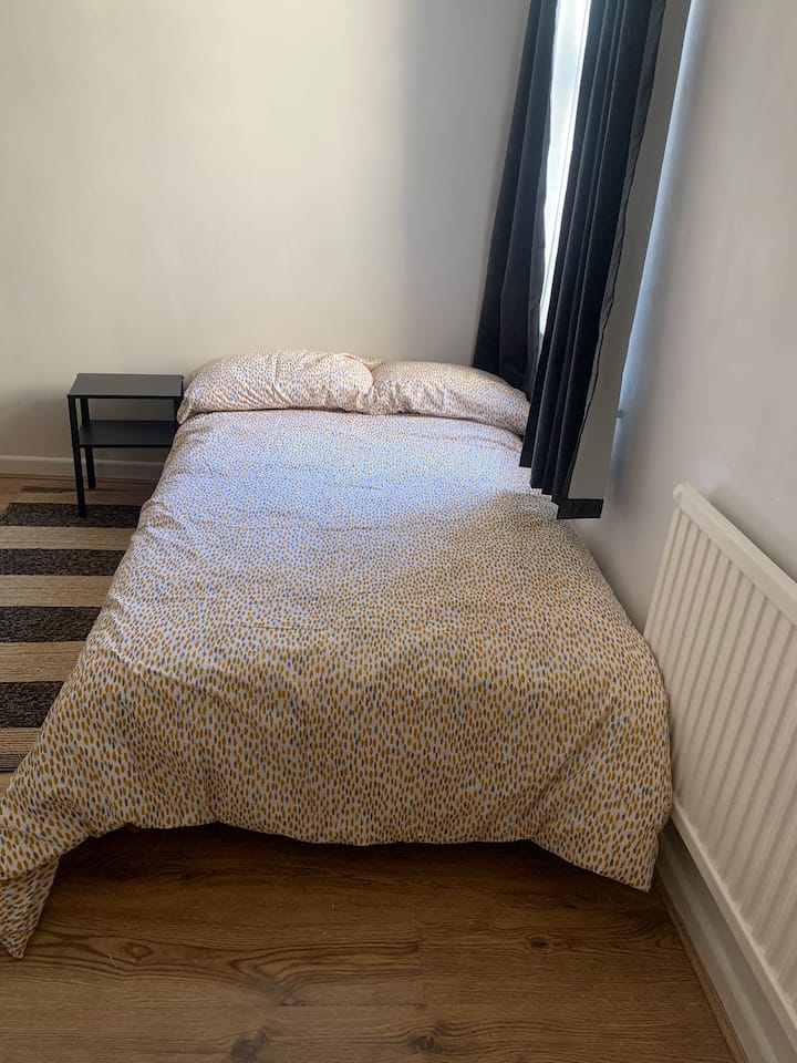 Small Double Bed In Portsmouth - Southsea