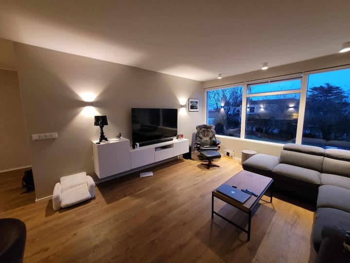 Quiet House In Middle Of Town - Höfn