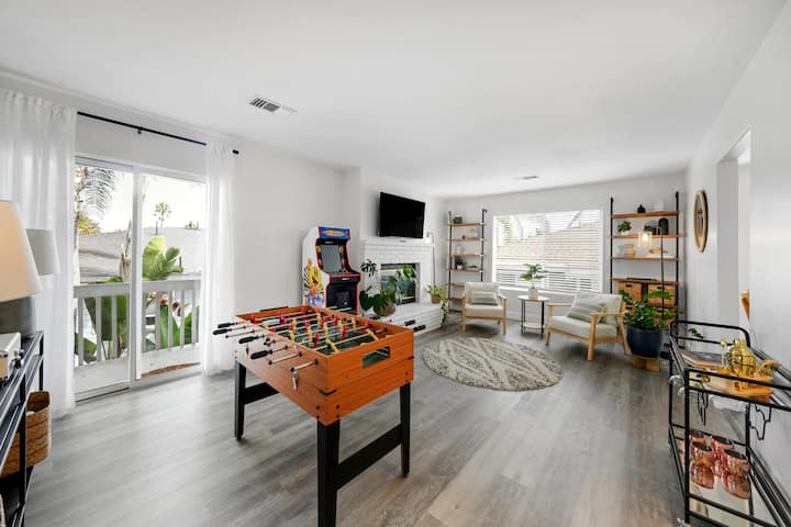 Luxe & Spacious Retreat - Steps To Beach Game Room - 엔시니터스