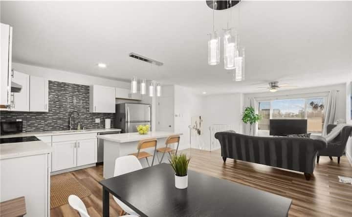 Strip View-1mi. To Strip 5 Br Free Parking! - Las Vegas