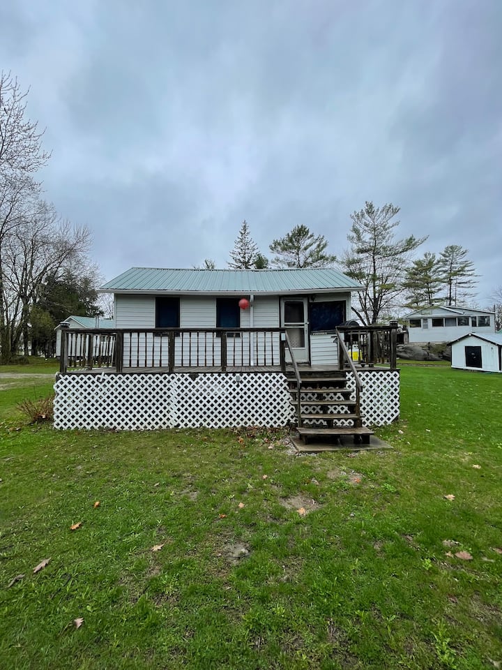 Cozy Cabin On The Water - Midland
