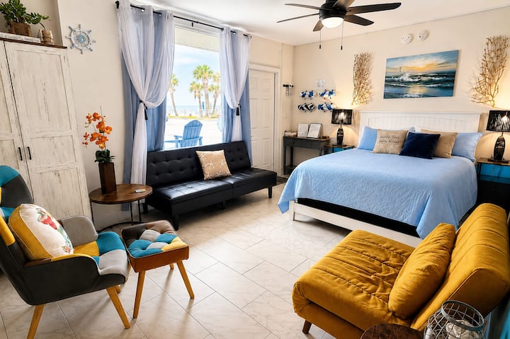 Cozy Oceanfront Studio Steps To The Sand Pool - Daytona Beach, FL