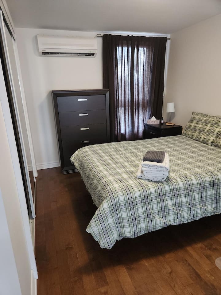 Spacious 16ft Ceiling Loft Close To Olympic Park - Boucherville