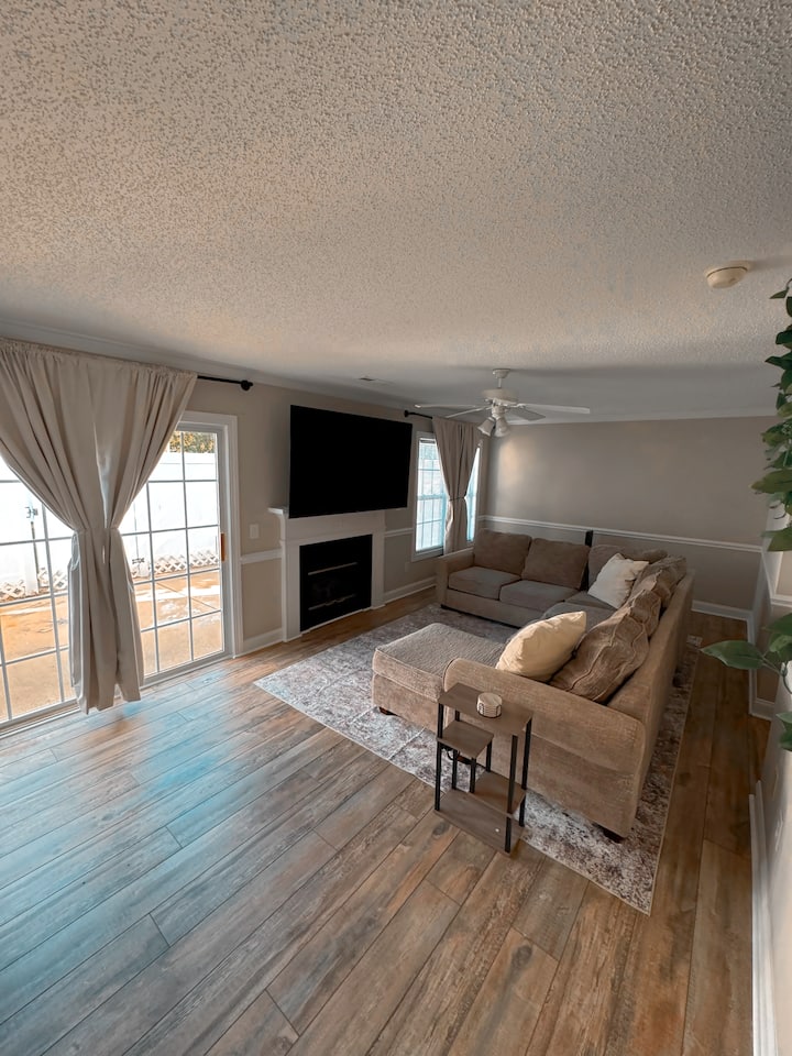The Oasis: Starter, Cozy And Comfortable Townhome! - Greenville, NC