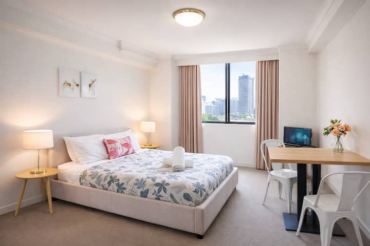 Haymarket Studio | Pool+gym | 6 Mins Walk To Train - Sydney