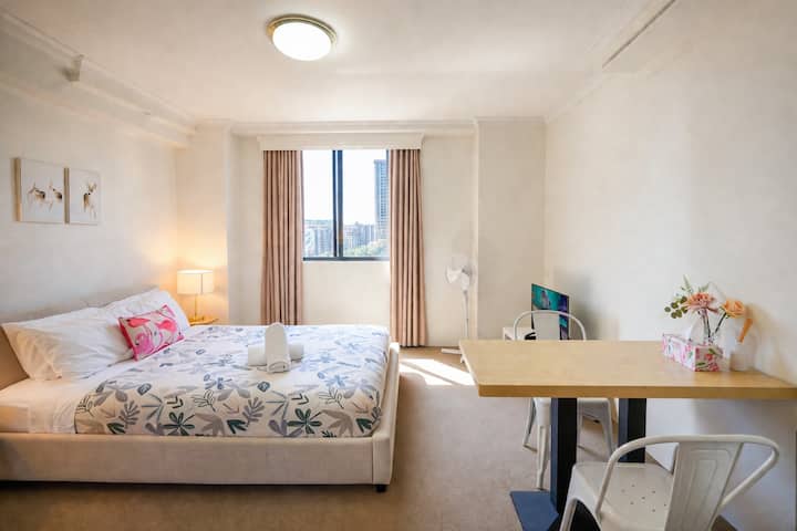 Haymarket Studio | Pool+gym | 6 Mins Walk To Train - Sydney