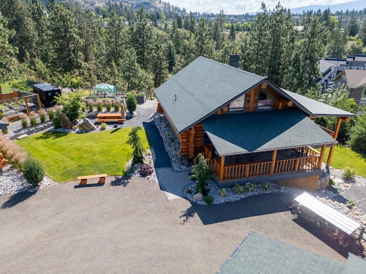 Elevated Log Farmhouse W/ Hot Tub · Chef’s Kitchen - West Kelowna