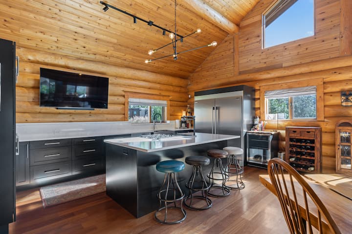 Two King Beds, Hot Tub, Chef Kitchen, Walk To Golf - West Kelowna