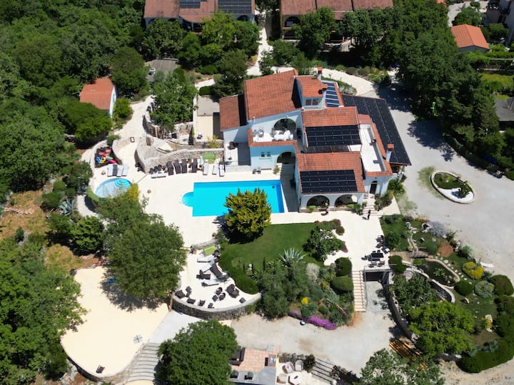 Lotus Resort Apt 11 Private Balcony Shared Pool 4* - Cres