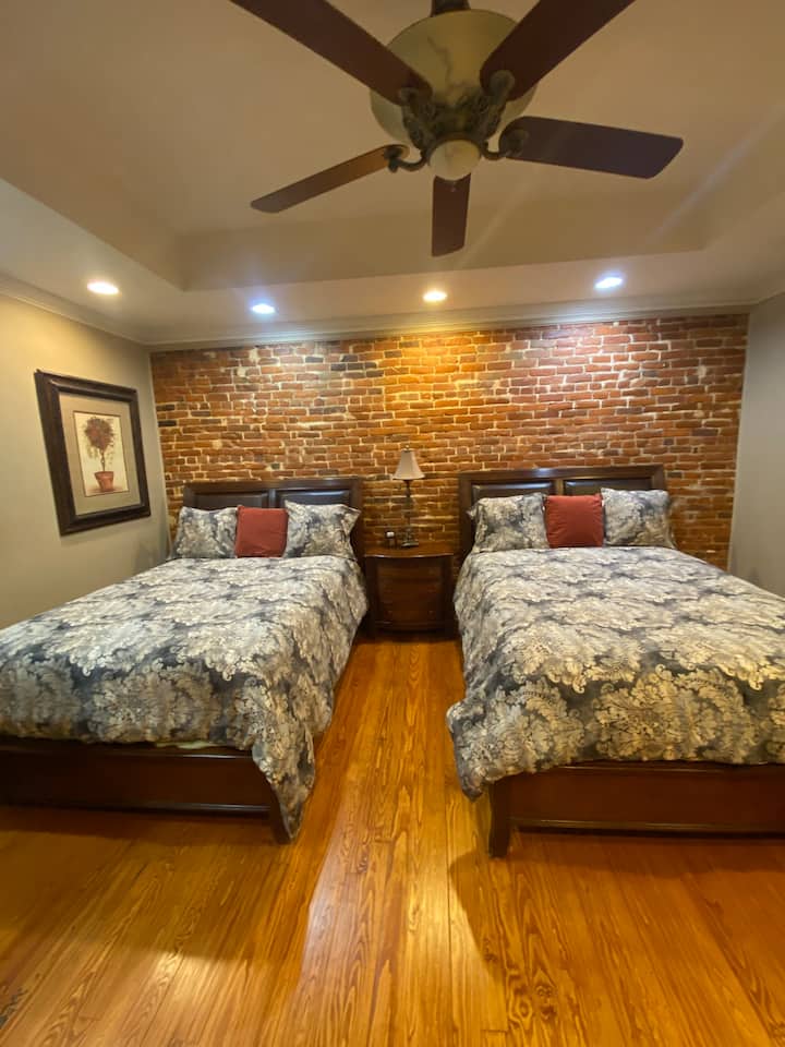 Inn On The Square - Room 2 - Blue Mountain, MS