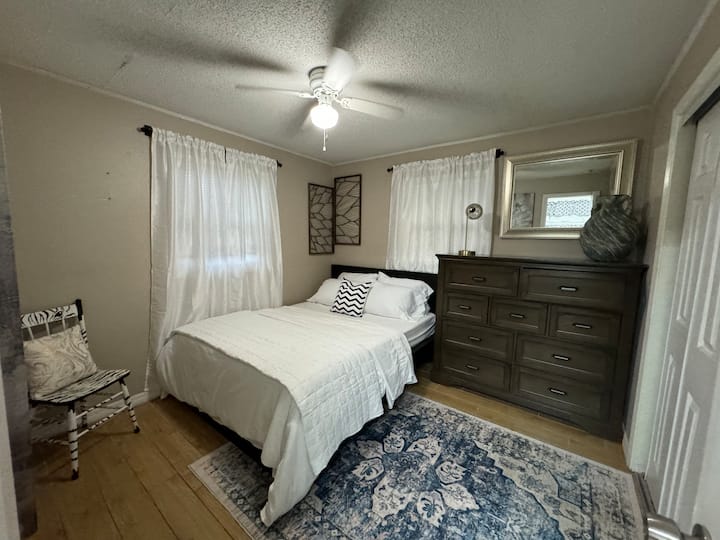 Cozy Suite - Your Tampa Retreat - Temple Terrace, FL