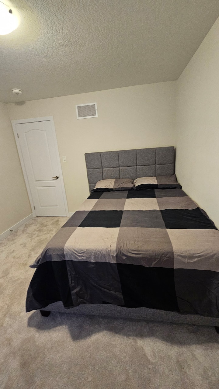 1 Cozy Room With Queen Bed And Tv With Canal View - Port Colborne
