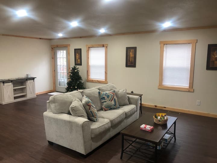 "The Shiloh" Entire House - Rugby, TN