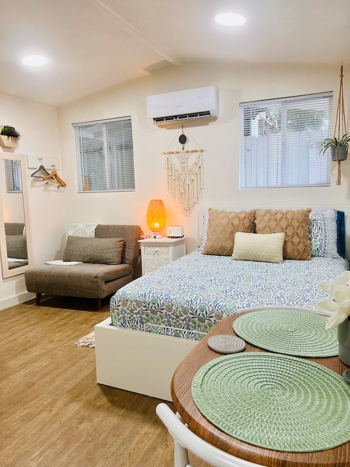 Chic Studio Near Ucf – For Solo Guests & Couples - Orlando, FL