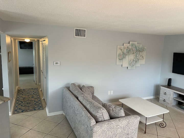 Cozy 2br Condo Steps From The Beach - Treasure Island, FL