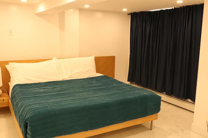 Luxury King Bed Parking & Washer - Schenectady, NY