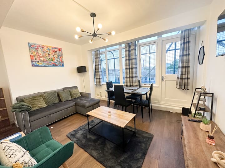 Bright Top Floor Apartment - Kilburn - London