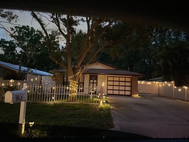 Home Close To Saint Pete Pier, Quiet & Spacious - Pinellas Park, FL