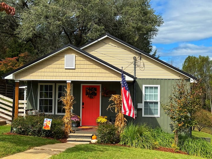 Cozy 2br Home • Fenced Yard • Fire Pit & Porches - Natural Tunnel State Park, Duffield