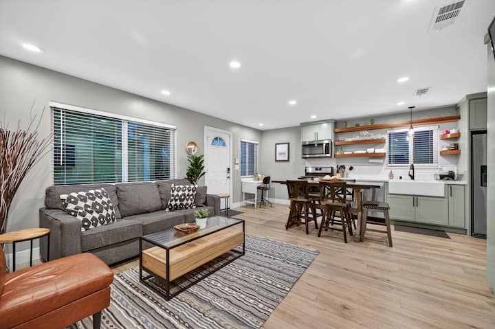 Charming Farmhouse Retreat: 2bd 2bth With Garage - Sacramento, CA