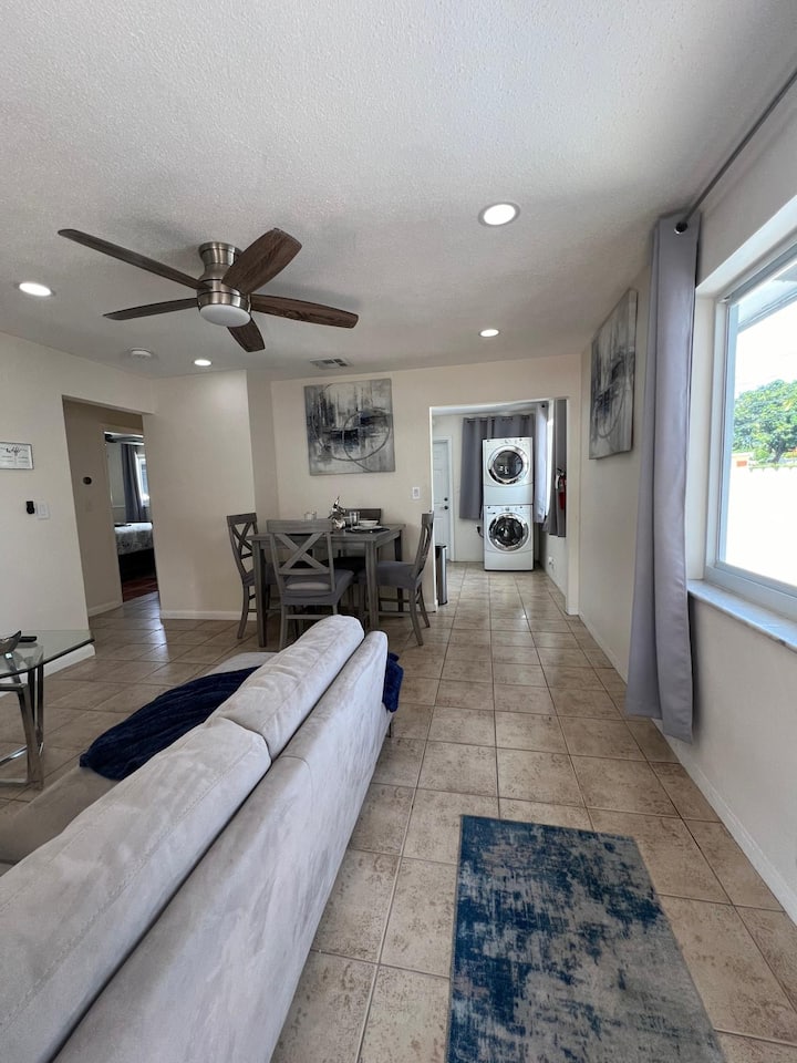 Chic *Heated* Pool View 2 Be/1 Ba Oasis - ハリウッド, FL